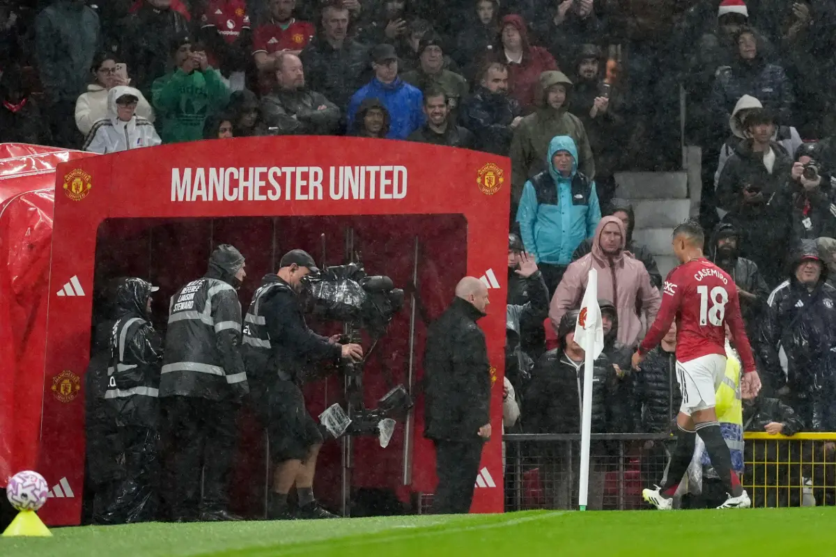 Manchester United: Casemiro marque et prend un carton rouge