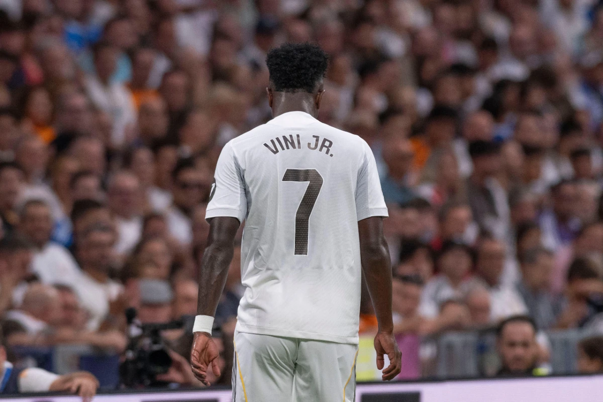 Real Madrid: Un ancien numéro 10 légendaire du Brésil défend Vinicius